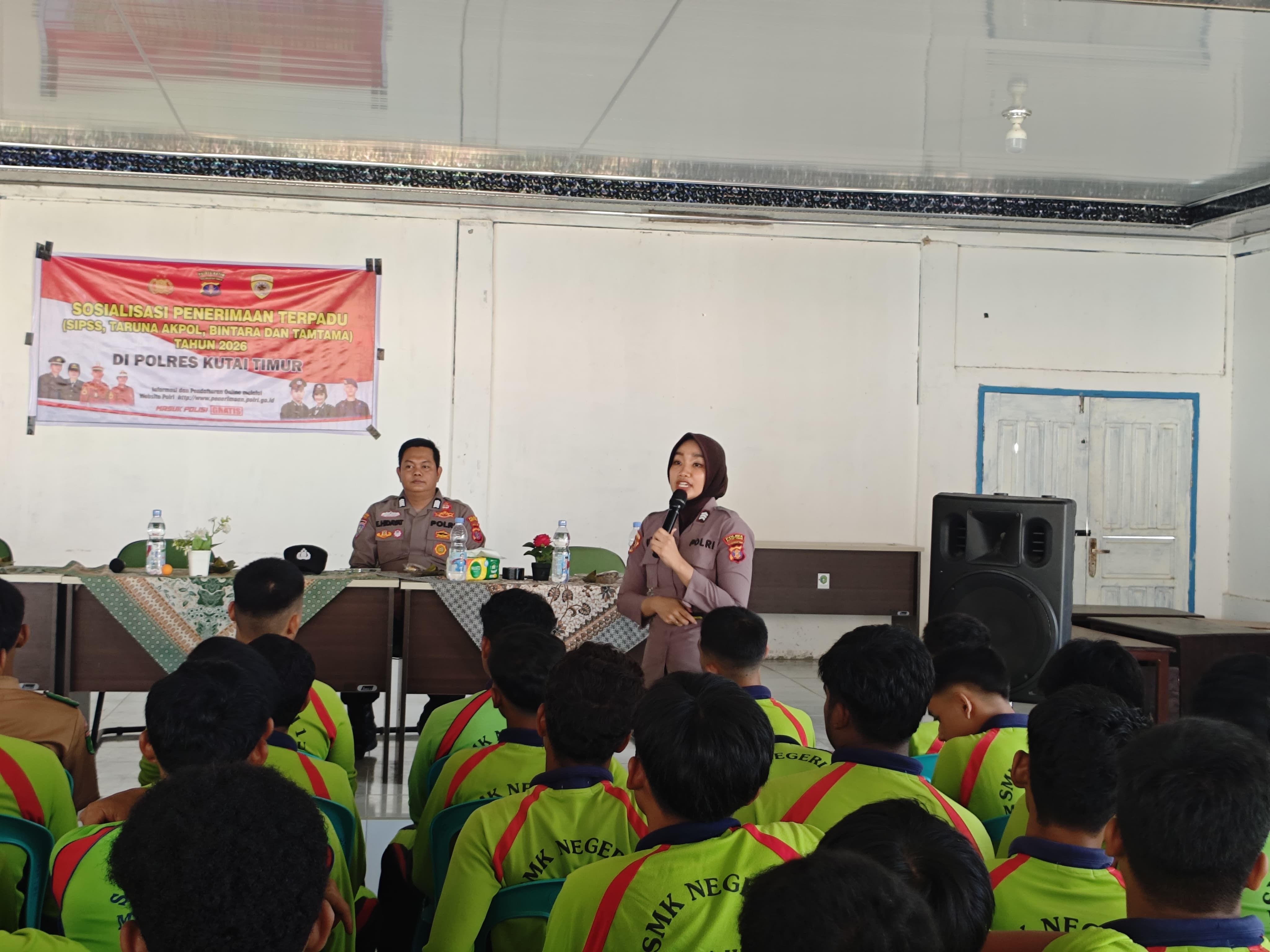 Polres Kutim Perkenalkan Profesi Polri kepada Siswa SMK N 1 Muara Wahau ...