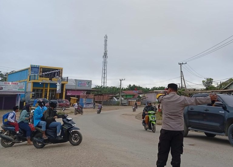 Lalu Lintas Pagi di Muara Wahau Aman Tertib Berkat Giat Turlalin Polsek ...