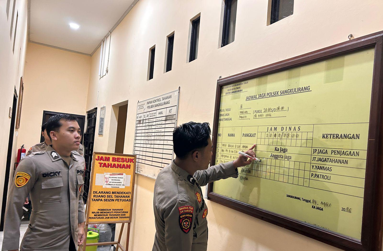 kegiatan pengisian tabel jadwal piket jaga - Tribrata Kutai Timur